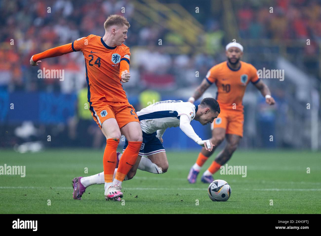 Philip Foden (England, #11) im Zweikampf mit Jerdy Schouten (Niederlande, #24), GER, Netherlands ...