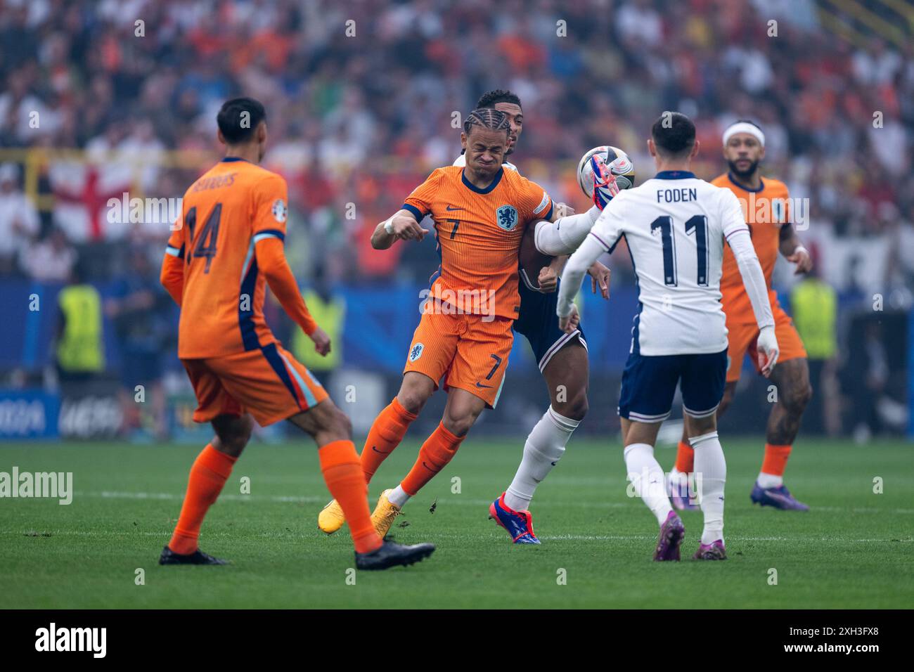 Xavi Simons (Niederlande, #07) im Zweikampf mit Jude Bellingham (England, #10), Philip Foden ...