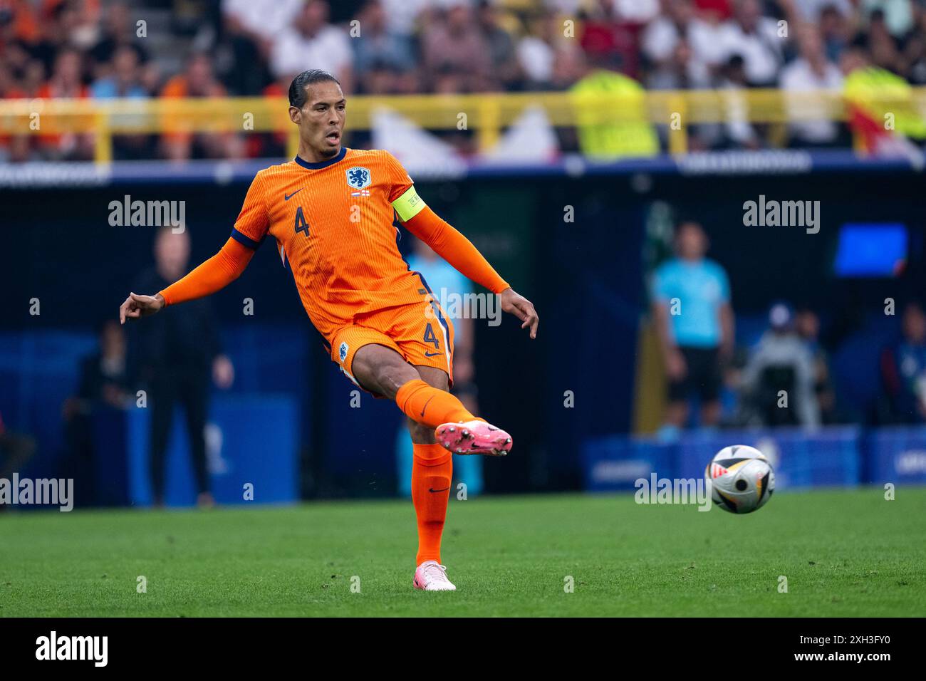 Virgil van Dijk (Niederlande, #04) am Ball, GER, Netherlands (NED) vs England (ENG), Fussball ...