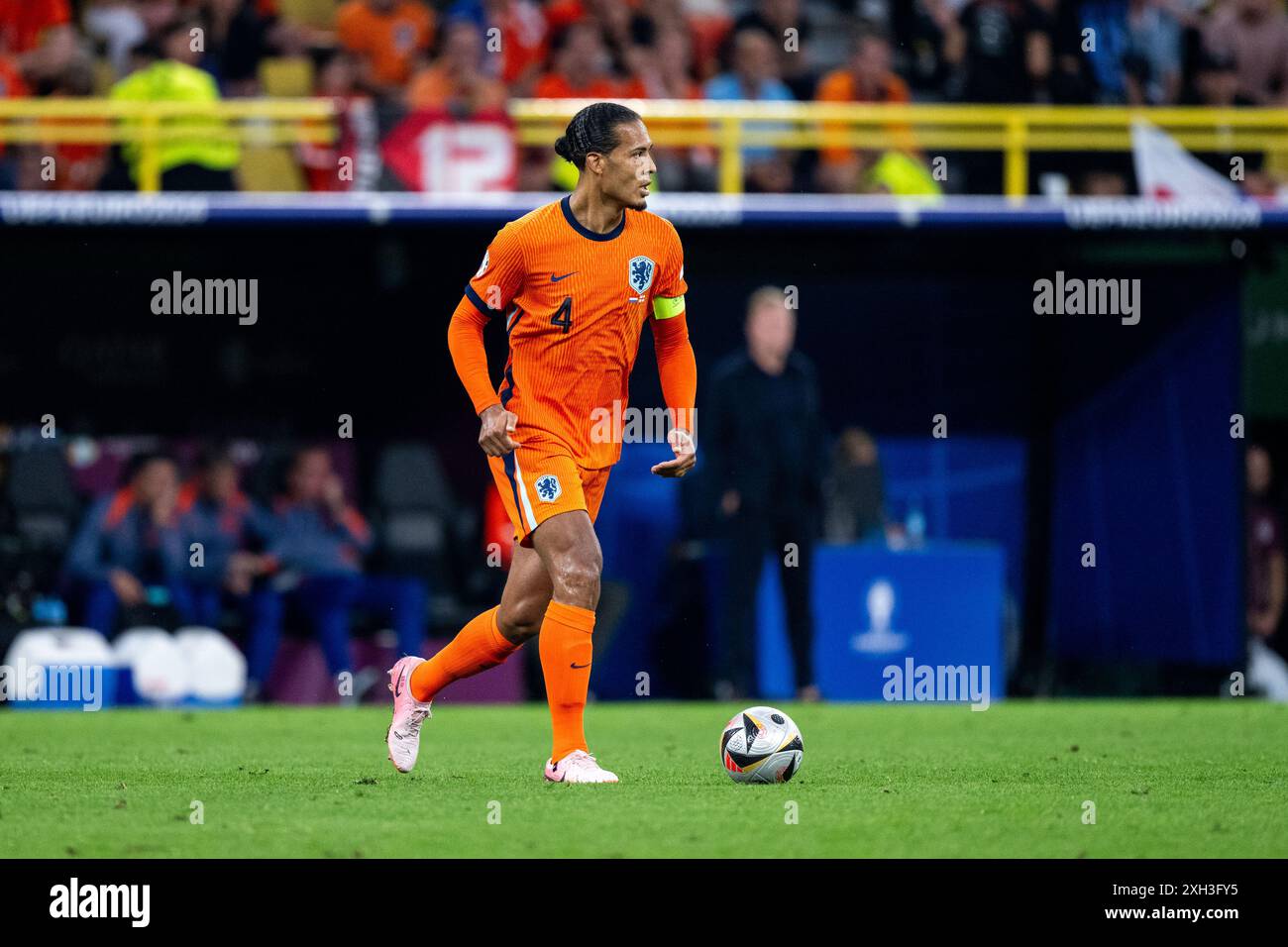 Virgil van Dijk (Niederlande, #04) am Ball, GER, Netherlands (NED) vs England (ENG), Fussball ...