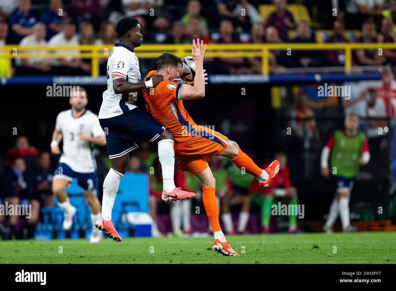 Wout Weghorst (Niederlande, #09) im Zweikampf mit Marc Guehi (England, #06), GER, Netherlands ...