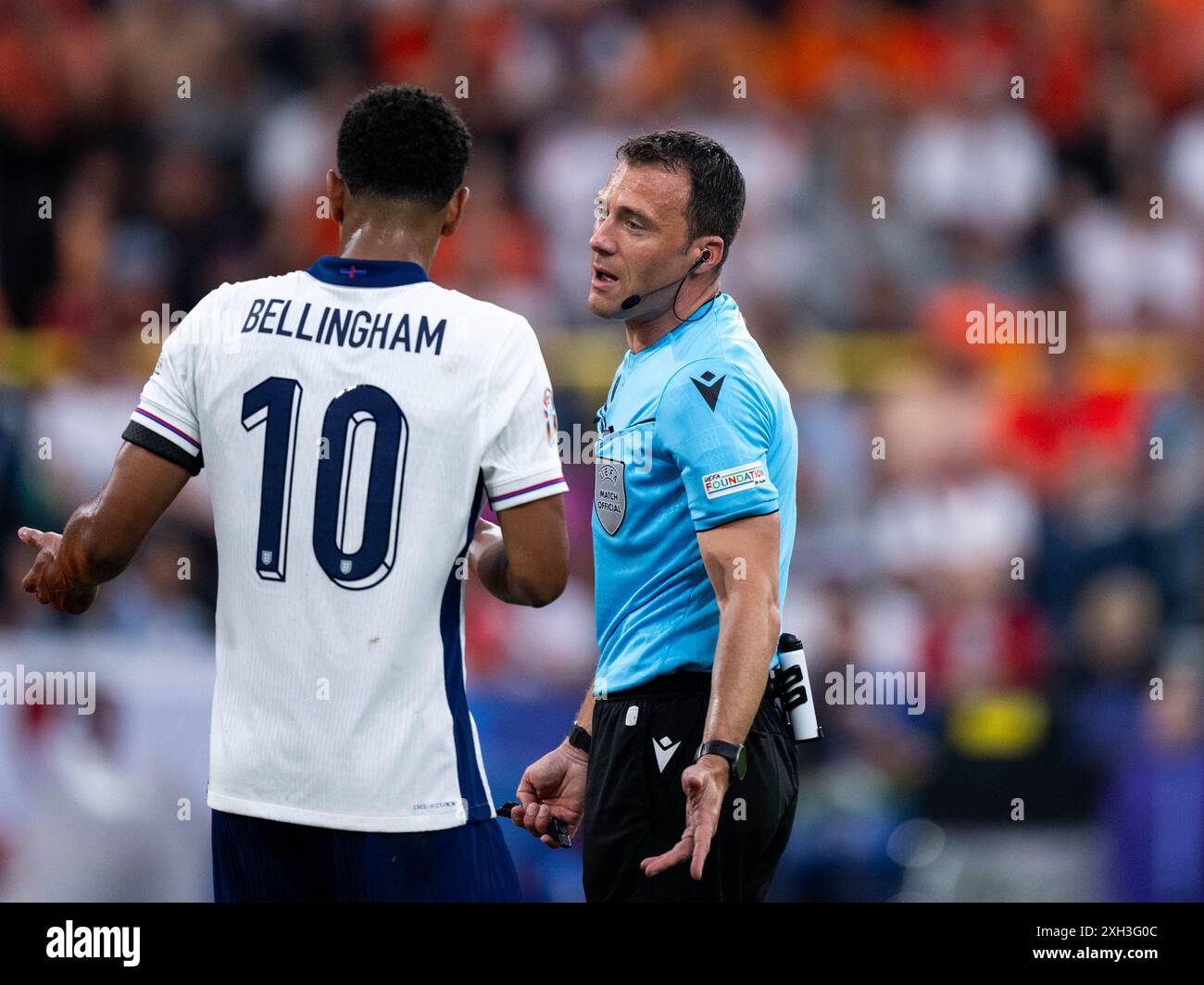 Schiedsrichter Felix Zwayer (Deutschland) spricht mit Jude Bellingham ...