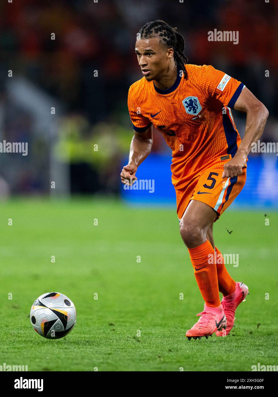 Nathan Ake (Niederlande, #05) am Ball, GER, Netherlands (NED) vs England (ENG), Fussball ...