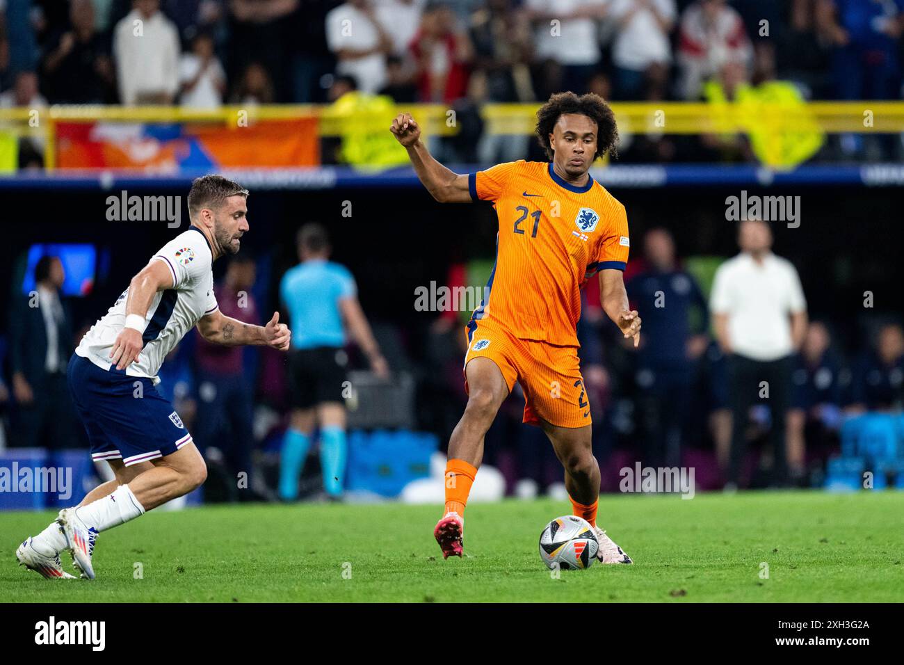 Joshua Zirkzee (Niederlande, #21) im Zweikampf mit Luke Shaw (England, #03), GER, Netherlands ...
