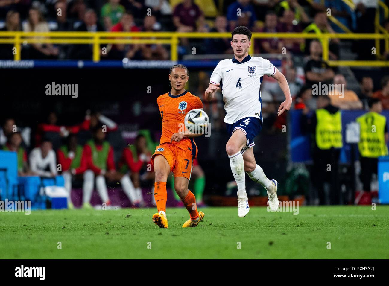 Xavi Simons (Niederlande, #07) im Zweikampf mit Declan Rice (England, #04), GER, Netherlands ...