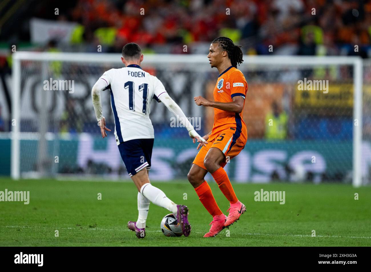 Nathan Ake (Niederlande, #05) im Zweikampf mit Philip Foden (England, #11), GER, Netherlands ...