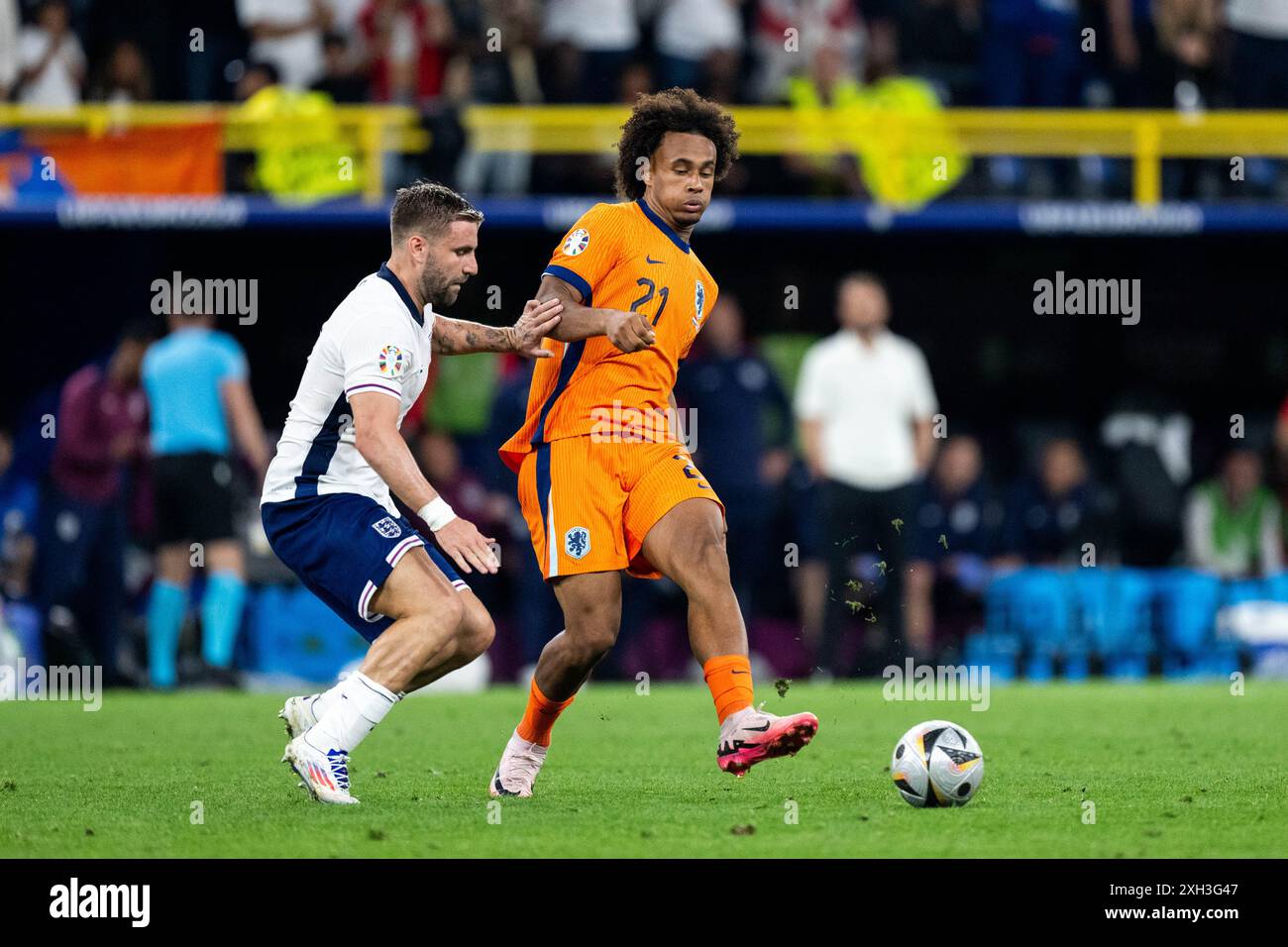 Joshua Zirkzee (Niederlande, #21) im Zweikampf mit Luke Shaw (England, #03), GER, Netherlands ...