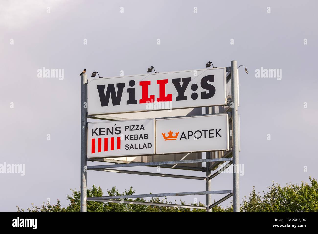 Signboard for Willy:s supermarket, Ken's pizza kebab sallad and Apotek ...