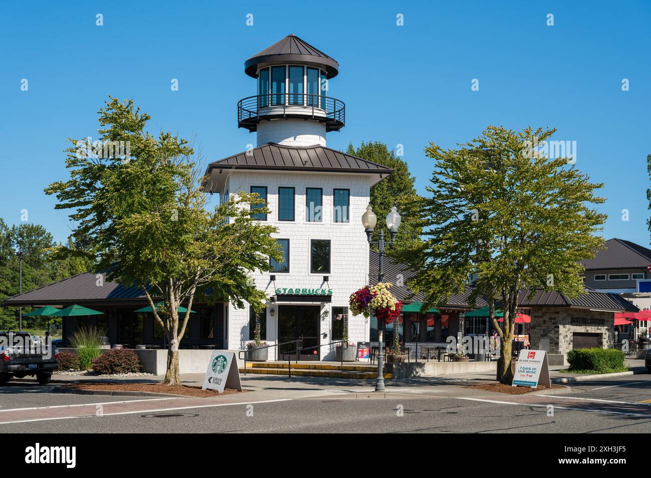 The world’s largest Starbucks shop, in the Canada - US border town of ...