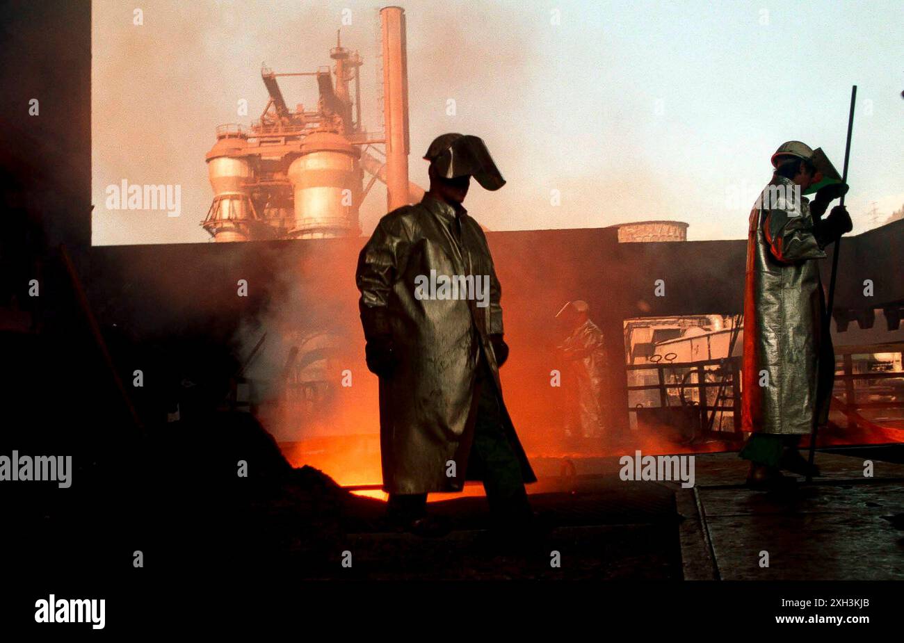 Steelworkers in the iron industry hard labour steel cooker in the iron ...