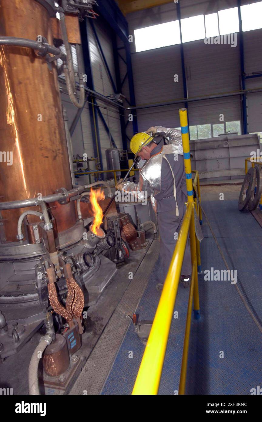 Steelworkers in the iron industry hard labour steel cooker in the iron ...