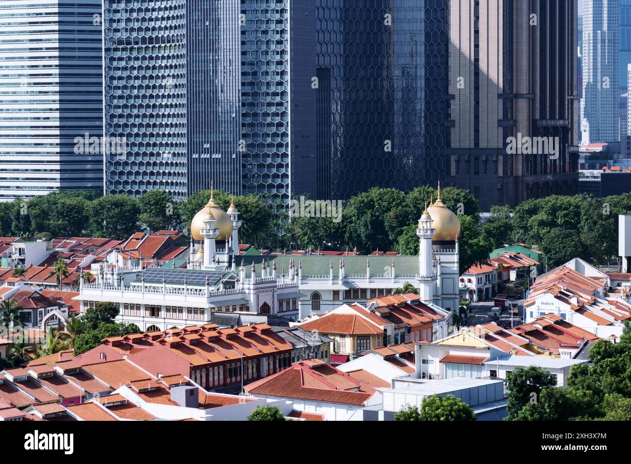16 October 2019, Singapore, Singapore: Sultan Mosque Around Buildings, Singapore Stock Photo - Alamy