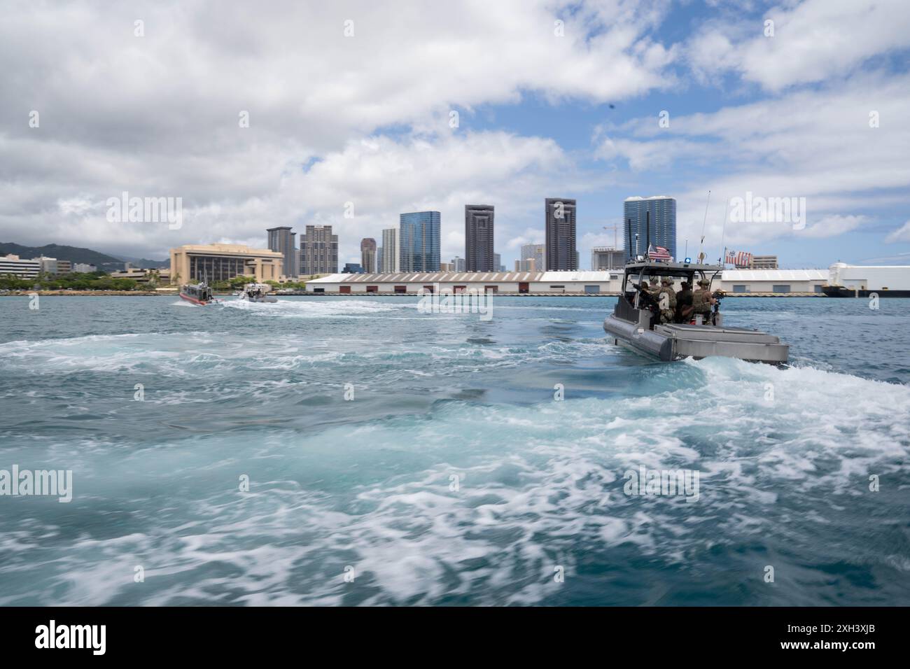 U.S. Coast Guardsmen assigned to Port Security Unit 311, Coast Guard ...