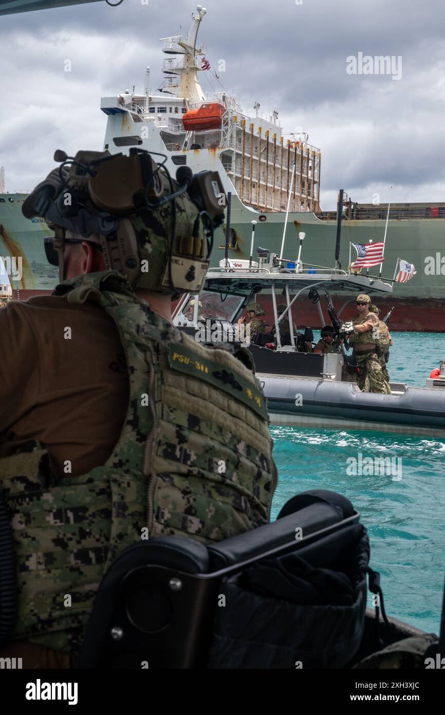 U.S. Coast Guardsmen assigned Port Security Coast Guard Base Los ...