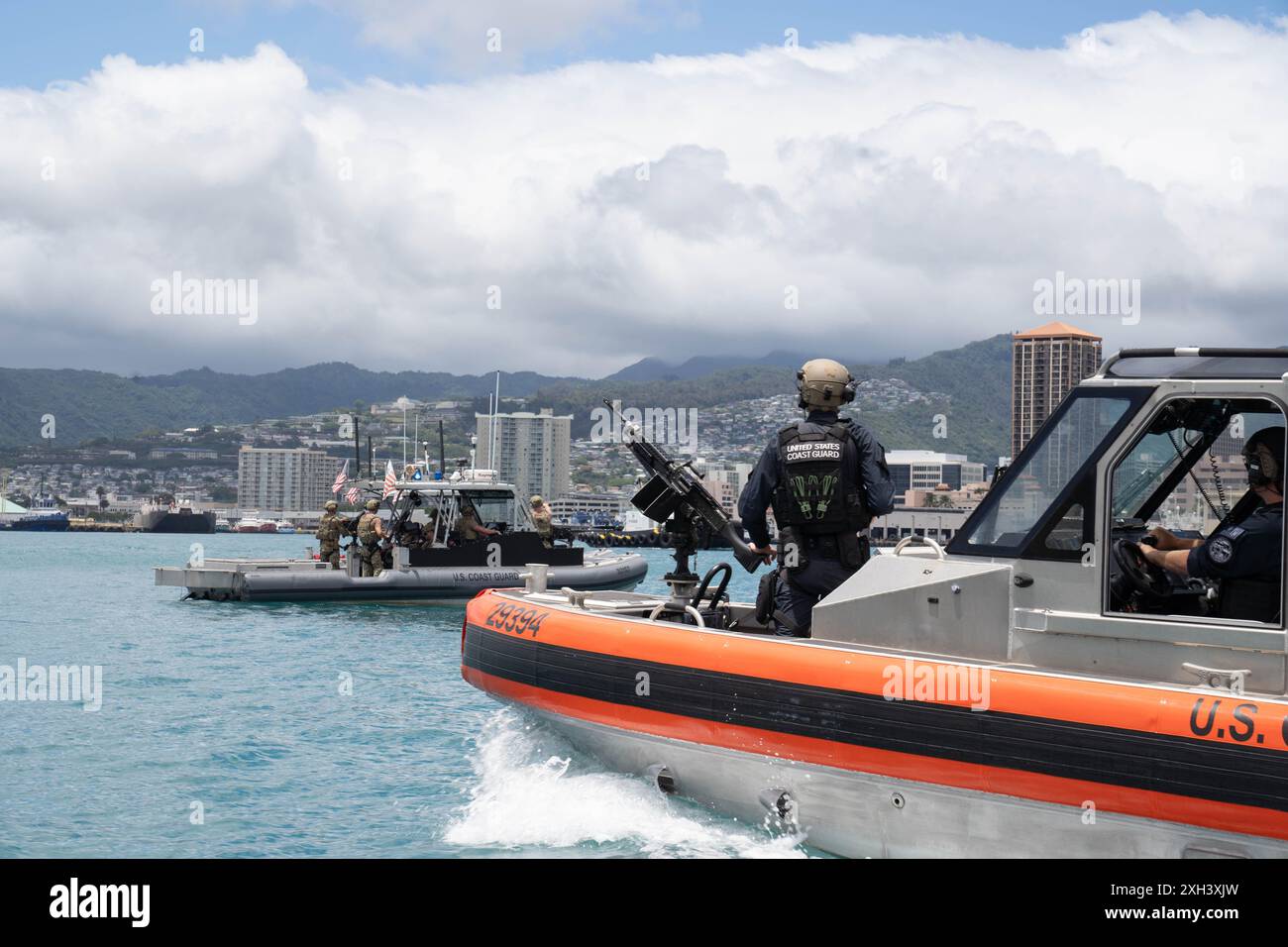 U.S. Coast Guardsmen assigned to Port Security Unit 311, Coast Guard ...