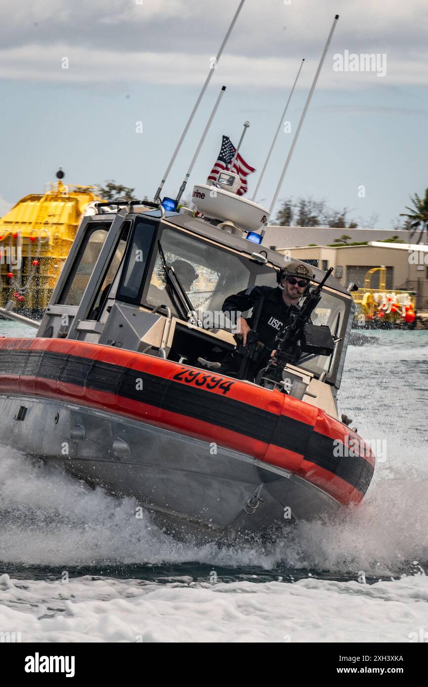 U.S. Coast Guardsmen assigned to Maritime Safety and Security Team ...