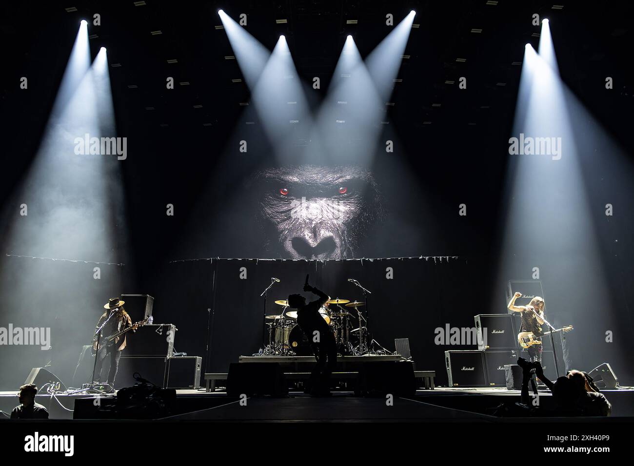 LONDON, ENGLAND: Extreme perform at Wembley Arena supporting The ...