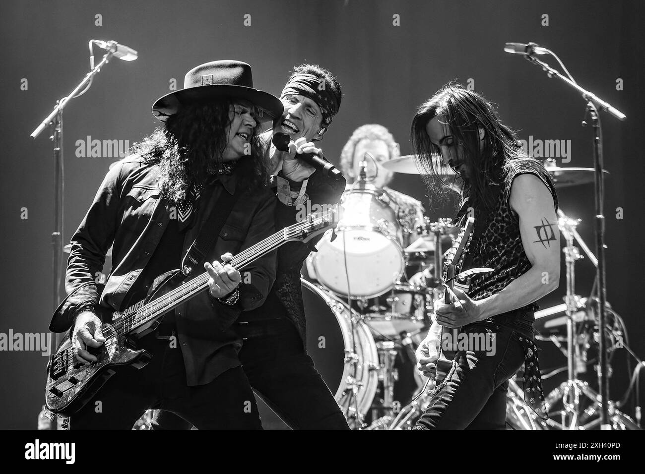 LONDON, ENGLAND: Extreme perform at Wembley Arena supporting The ...