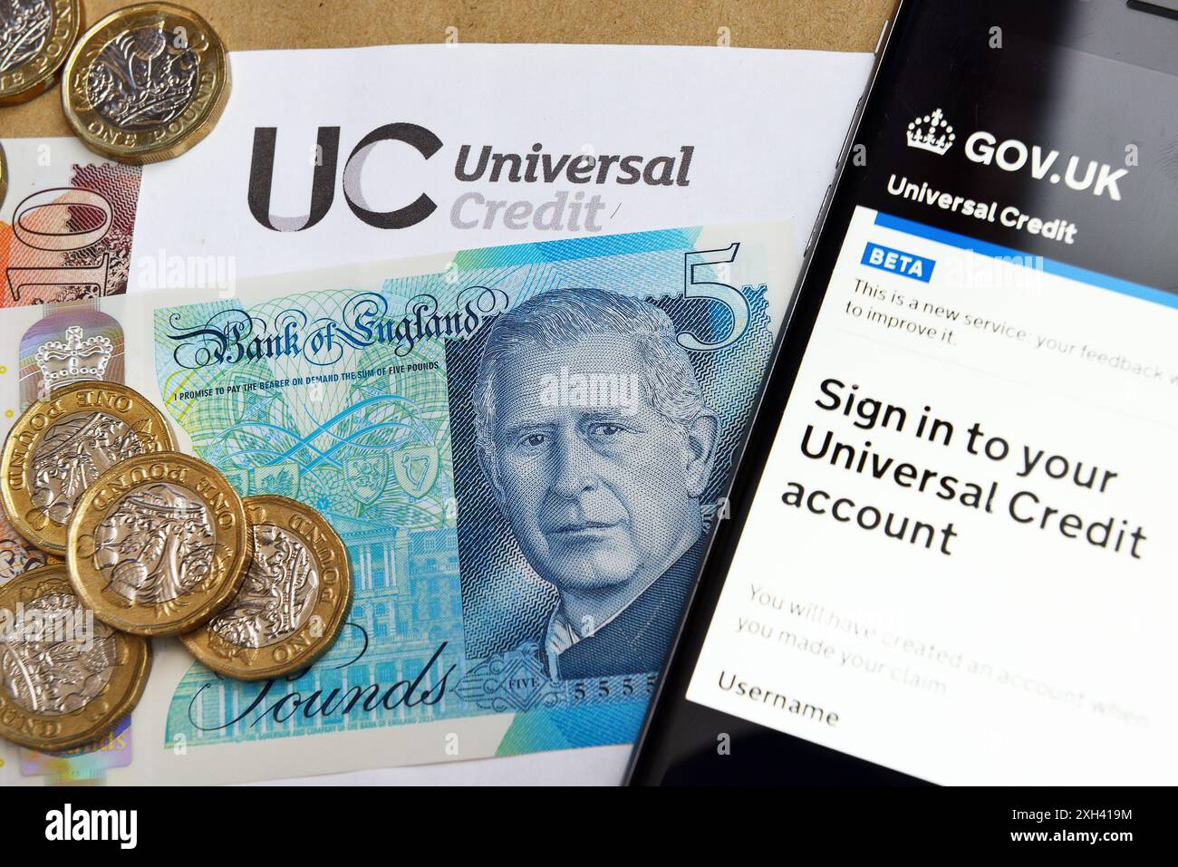 Flat Lay of Universal Credit sign in and money Stock Photo - Alamy