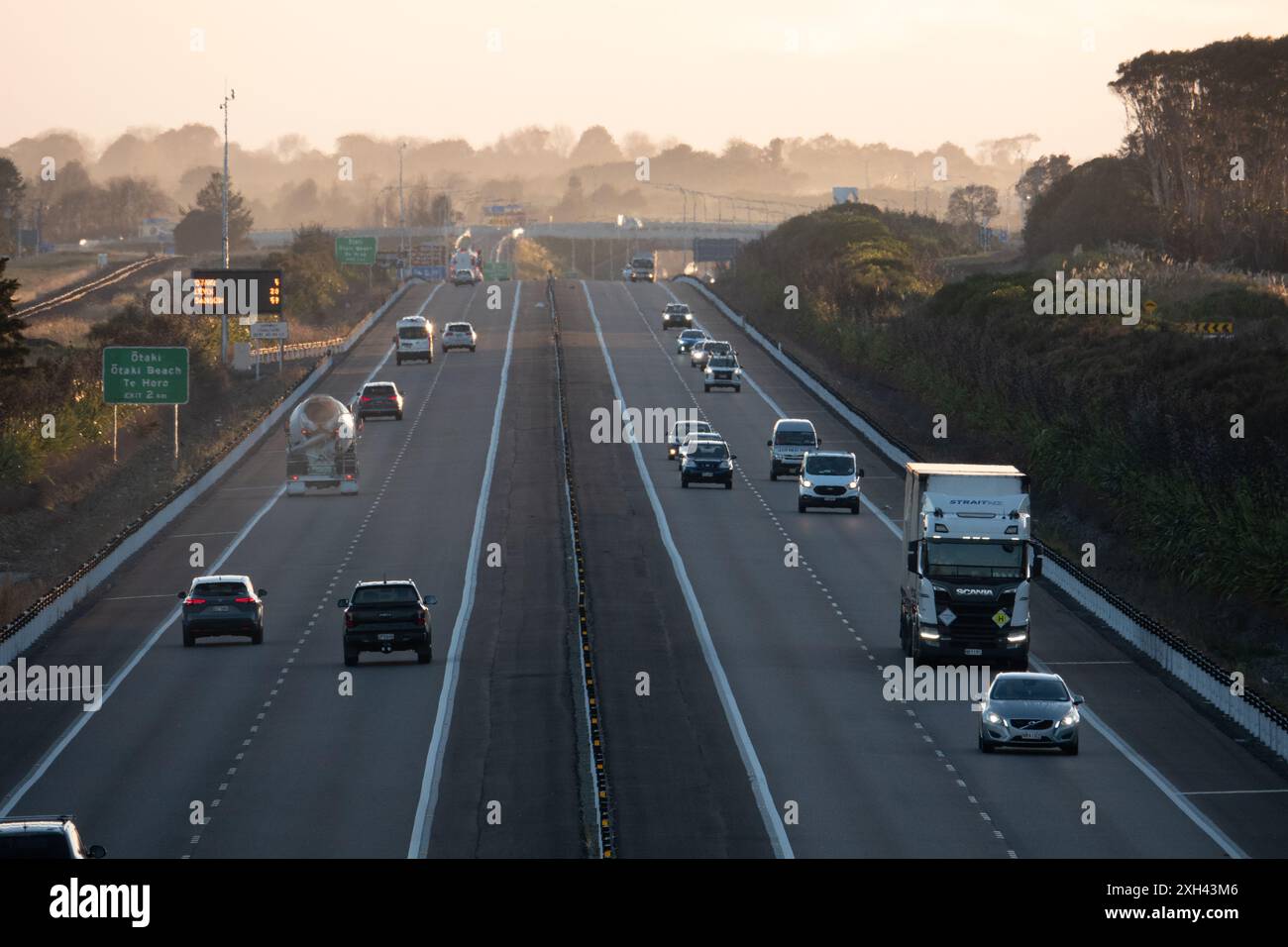Traffic on the Peka Peka to Otaki expressway in Kapiti, New Zealand ...