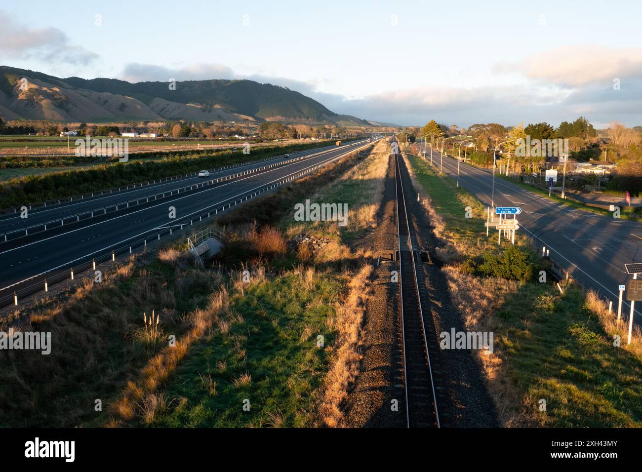 Traffic on Peka Peka to Otaki expressway, with train tracks and old ...