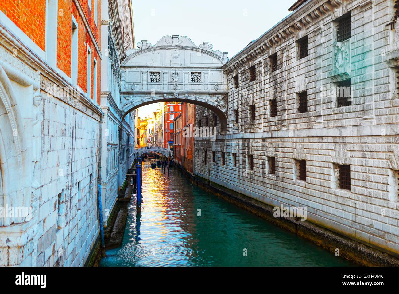 Bridge of Sighs in Venice, 17th century architecture. Scenic canal with ...