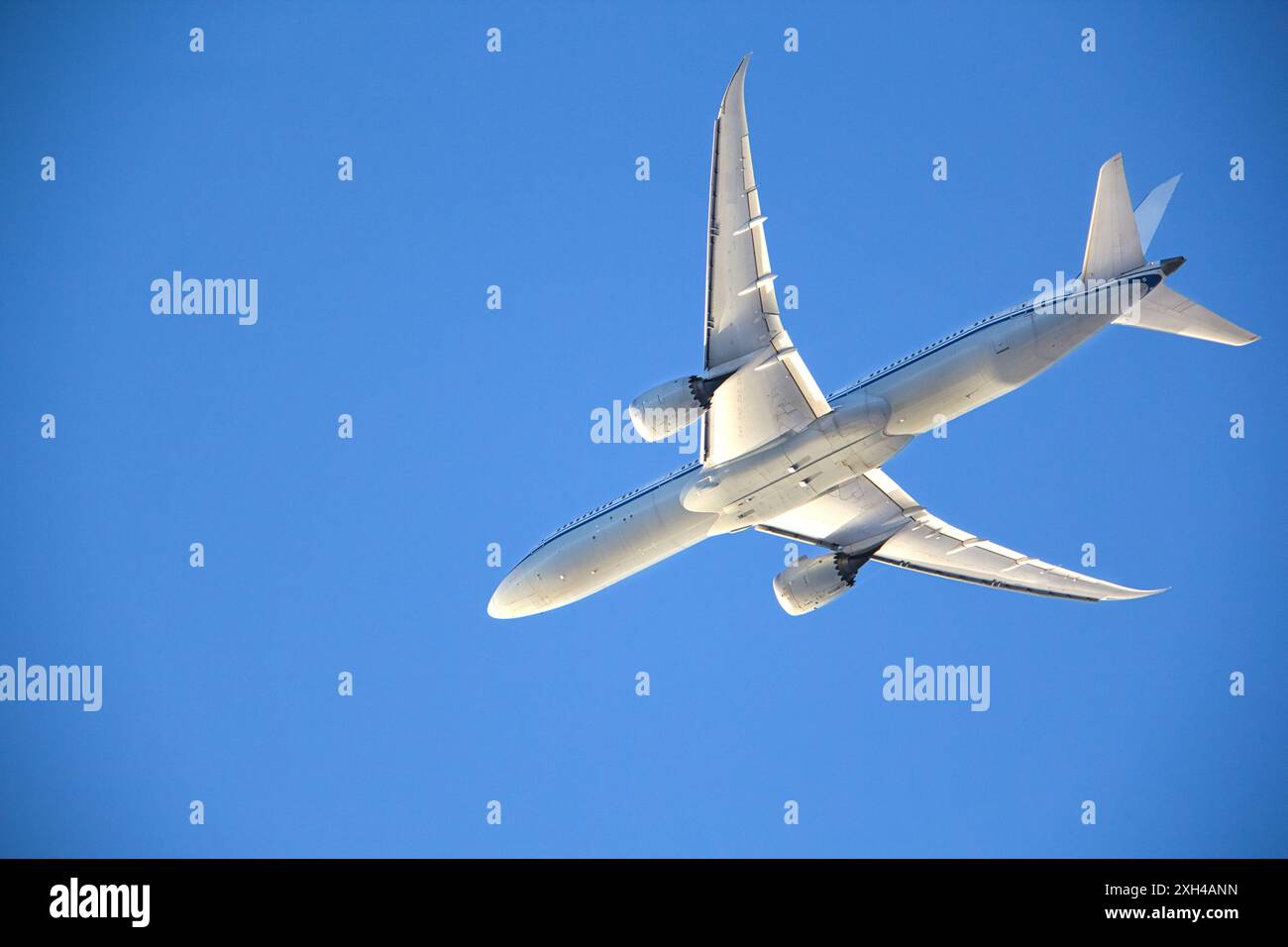 Flying plane underside view hi-res stock photography and images - Alamy