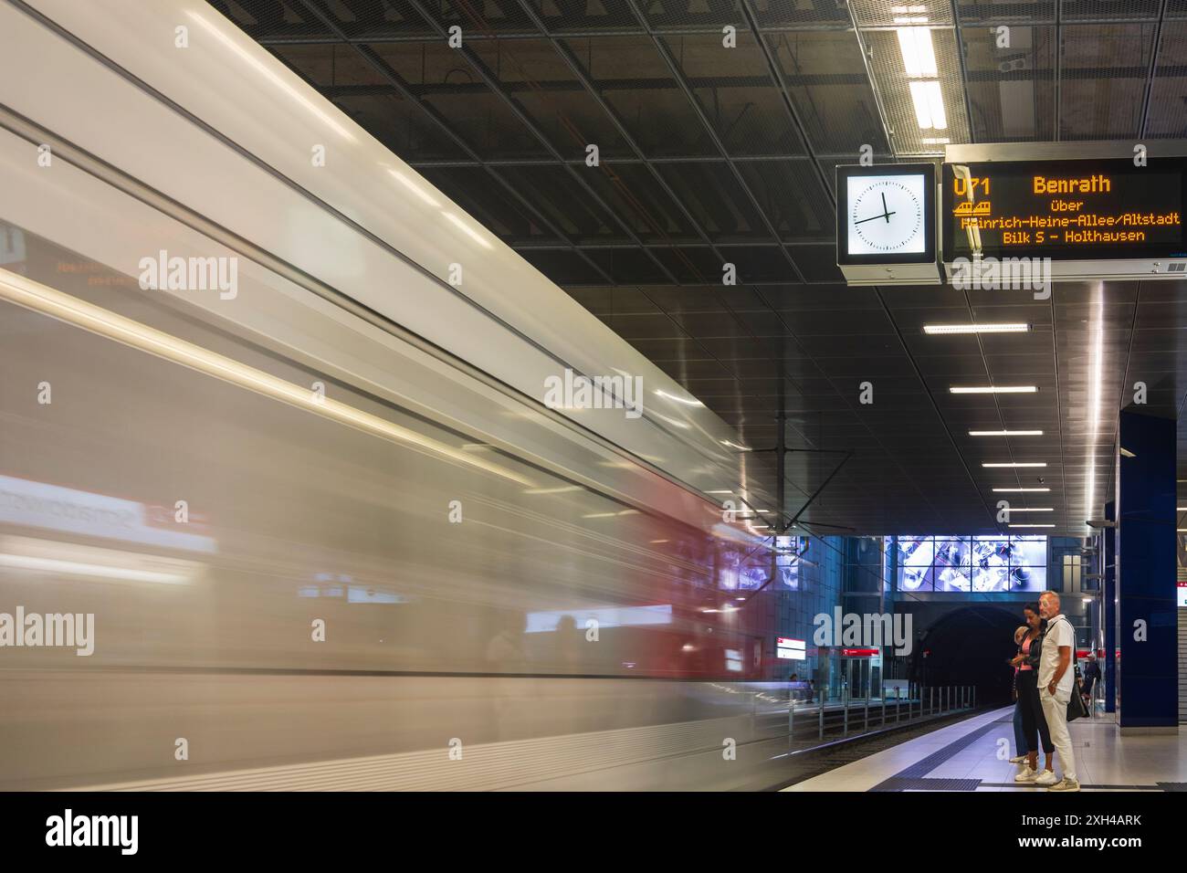 Düsseldorf: subway station Schadowstraße of light rail Wehrhahn line ...