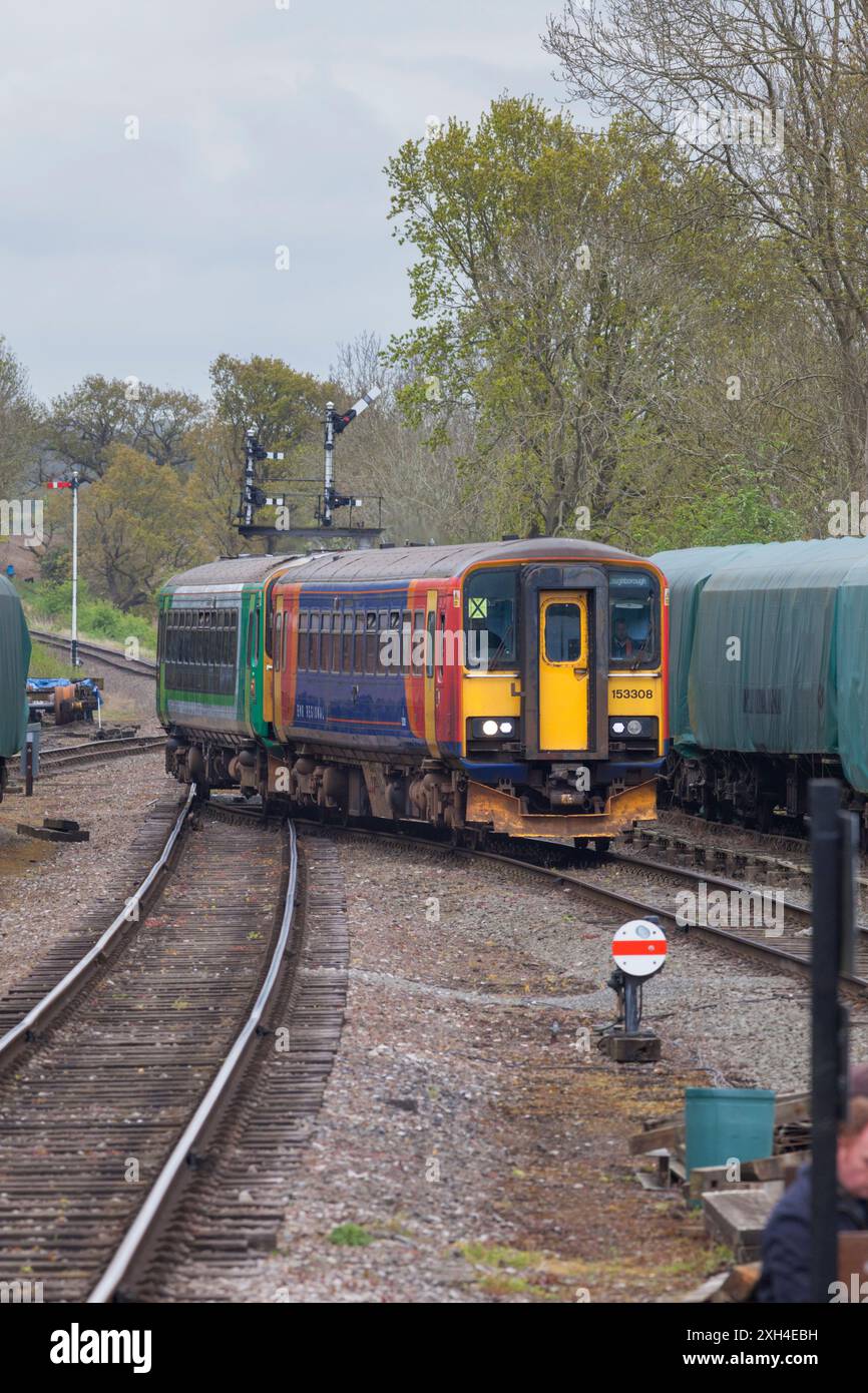 Class 153 diesel railcars 153308 + 153371 at Rothley (Great Central ...