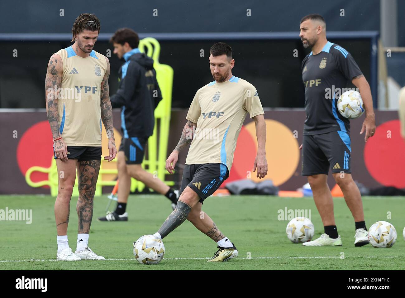 Argentina’s forwards Lionel Messi (C) and midfielder Rodrigo de Paul (L ...