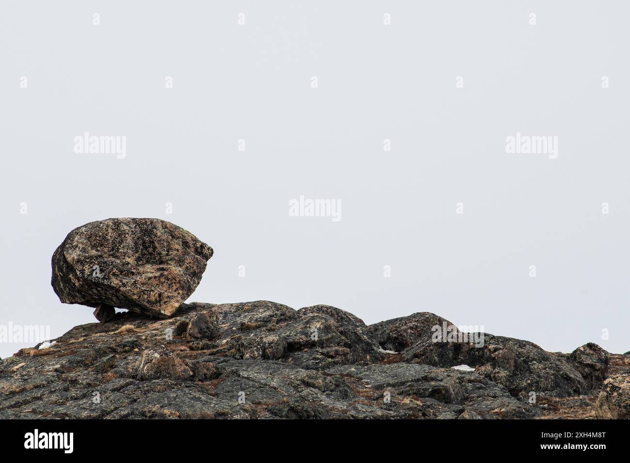 Boulder balancing on rock hi-res stock photography and images - Alamy