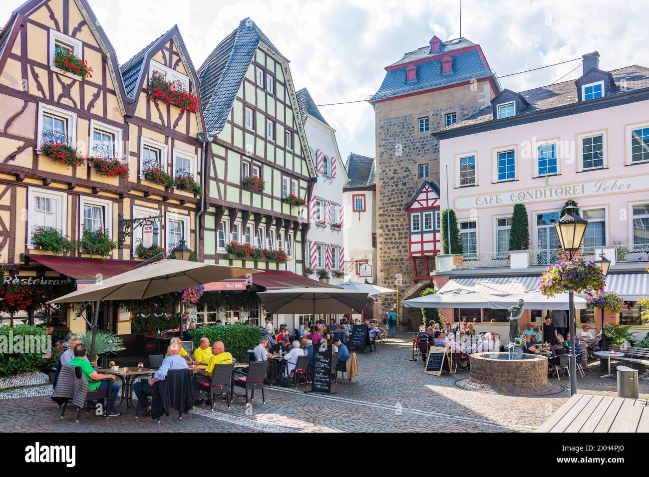 Linz am Rhein: Linz Castle, square Burgplatz, city gate Rheintor, open air restaurant in ...