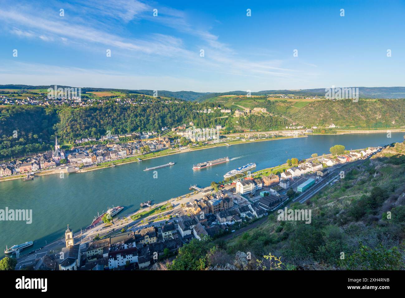 Sankt Goar: river Rhein, Middle Rhine, town Sankt Goarshausen (front ...