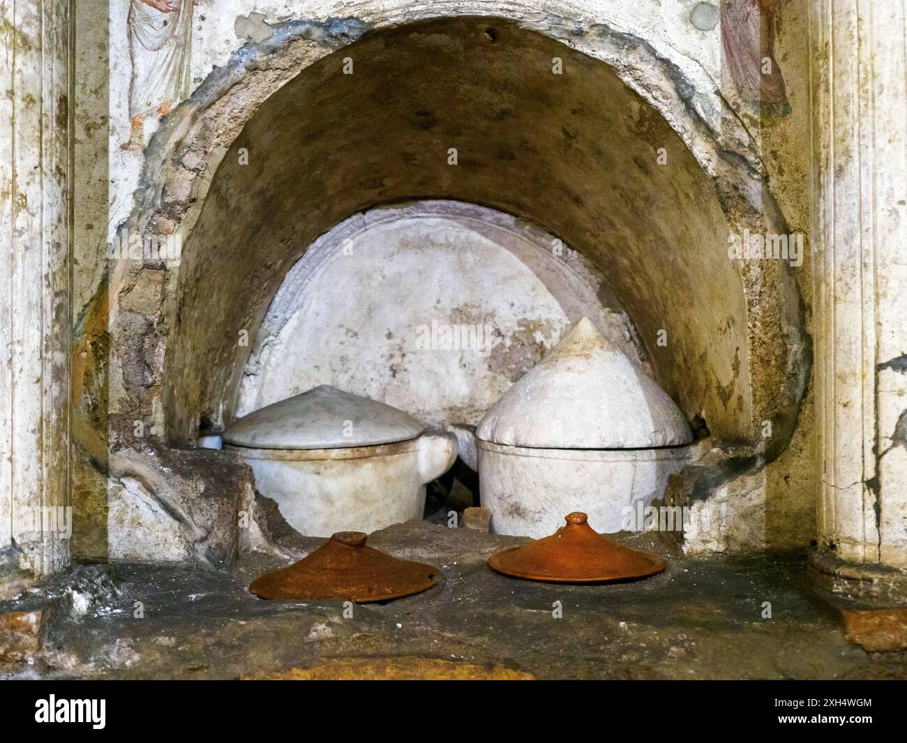 Roman columbarium hi-res stock photography and images - Alamy