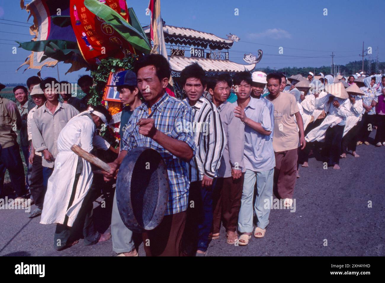 Man sounding gong in funeral procession, near Hanoi, Vietnam Stock ...