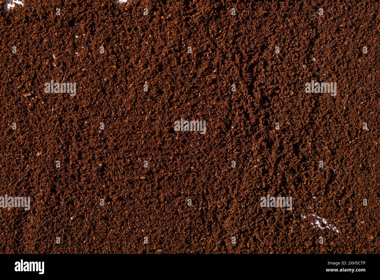 Texture of ground coffee close-up: top view Stock Photo - Alamy