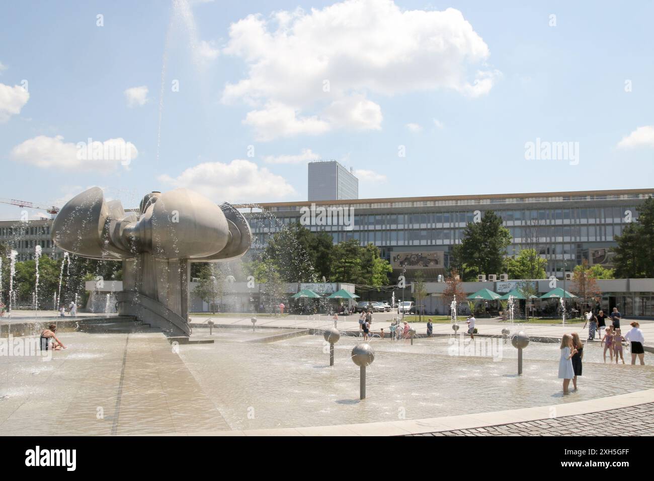 Children playing fountain sculpture hi-res stock photography and images ...