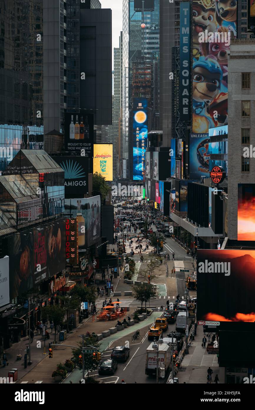 NEW YORK, USA - SEPTEMBER 26TH 2023: Bustling Times Square street view ...