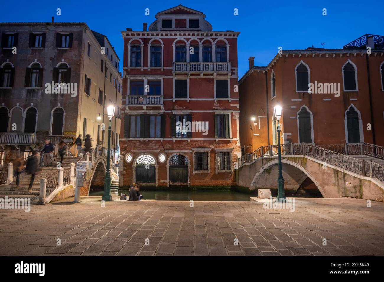 Plaza manin hi-res stock photography and images - Alamy