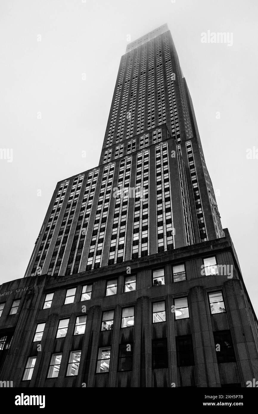 Empire state building from the ground hi-res stock photography and ...