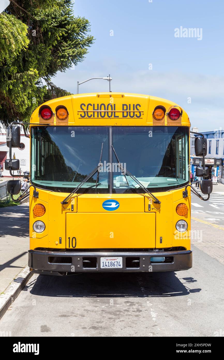 School bus parked hi-res stock photography and images - Alamy