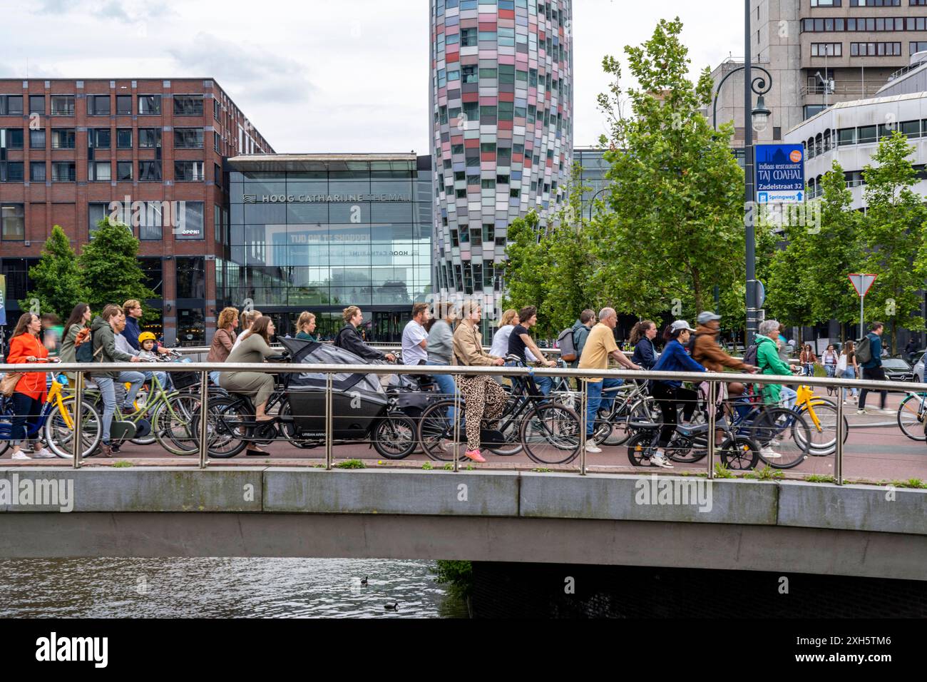 Zentraler Radweg auf dem Vredenburgviaduct, am Einkaufszentrum Hoog ...