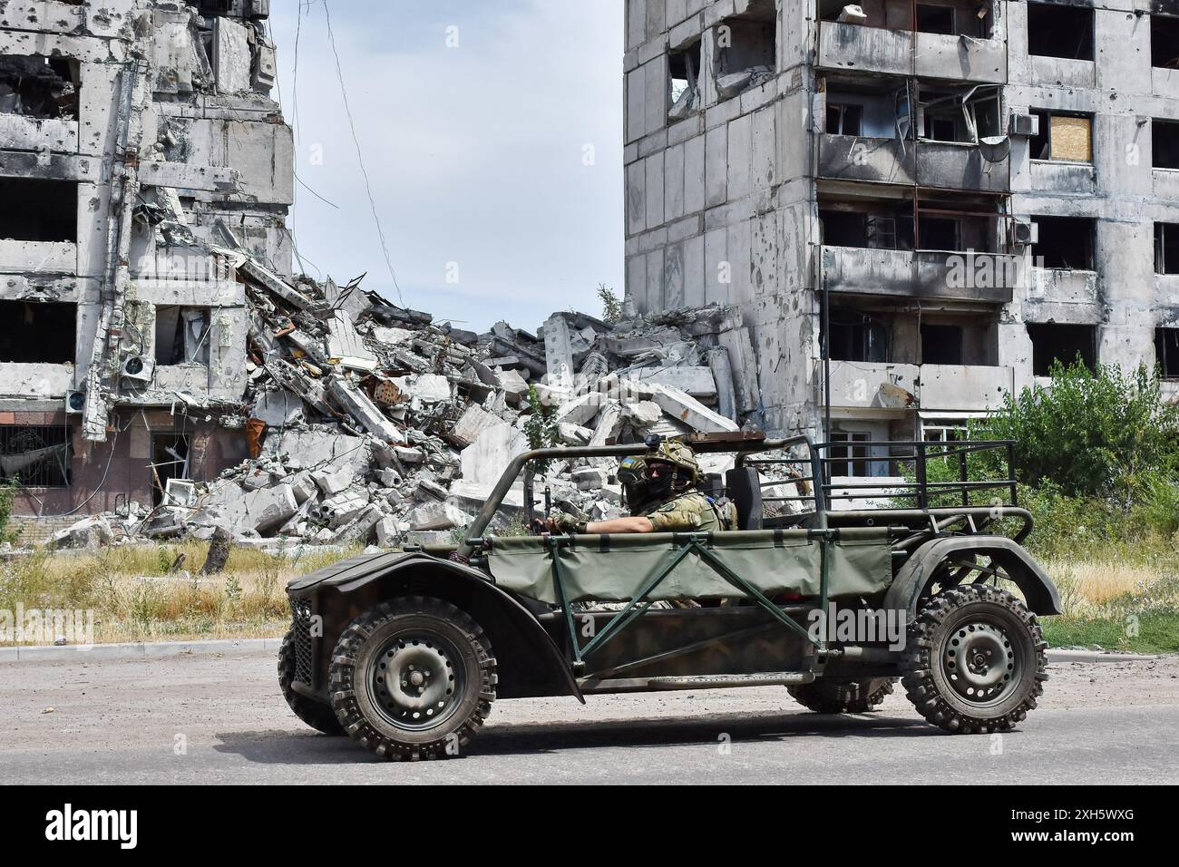 Damage soldiers carry hi-res stock photography and images - Alamy