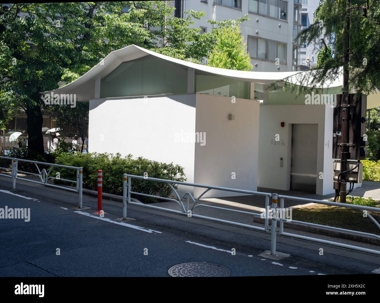 Public Toilet by Fumihiko Maki in Ebisu Park East in Tokyo Japan - part ...