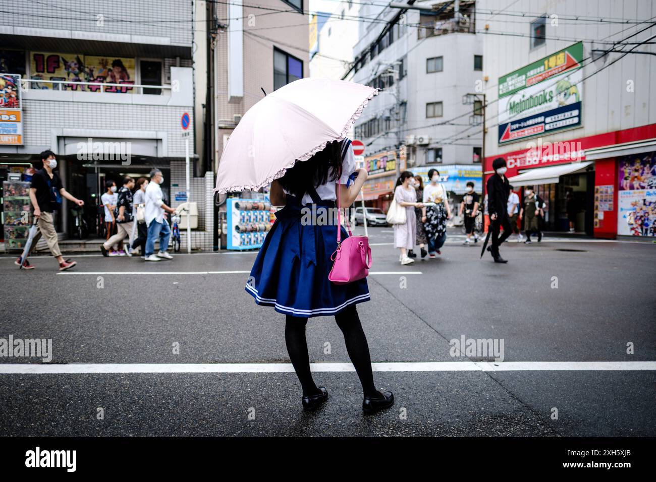 Bar maid hi-res stock photography and images - Alamy