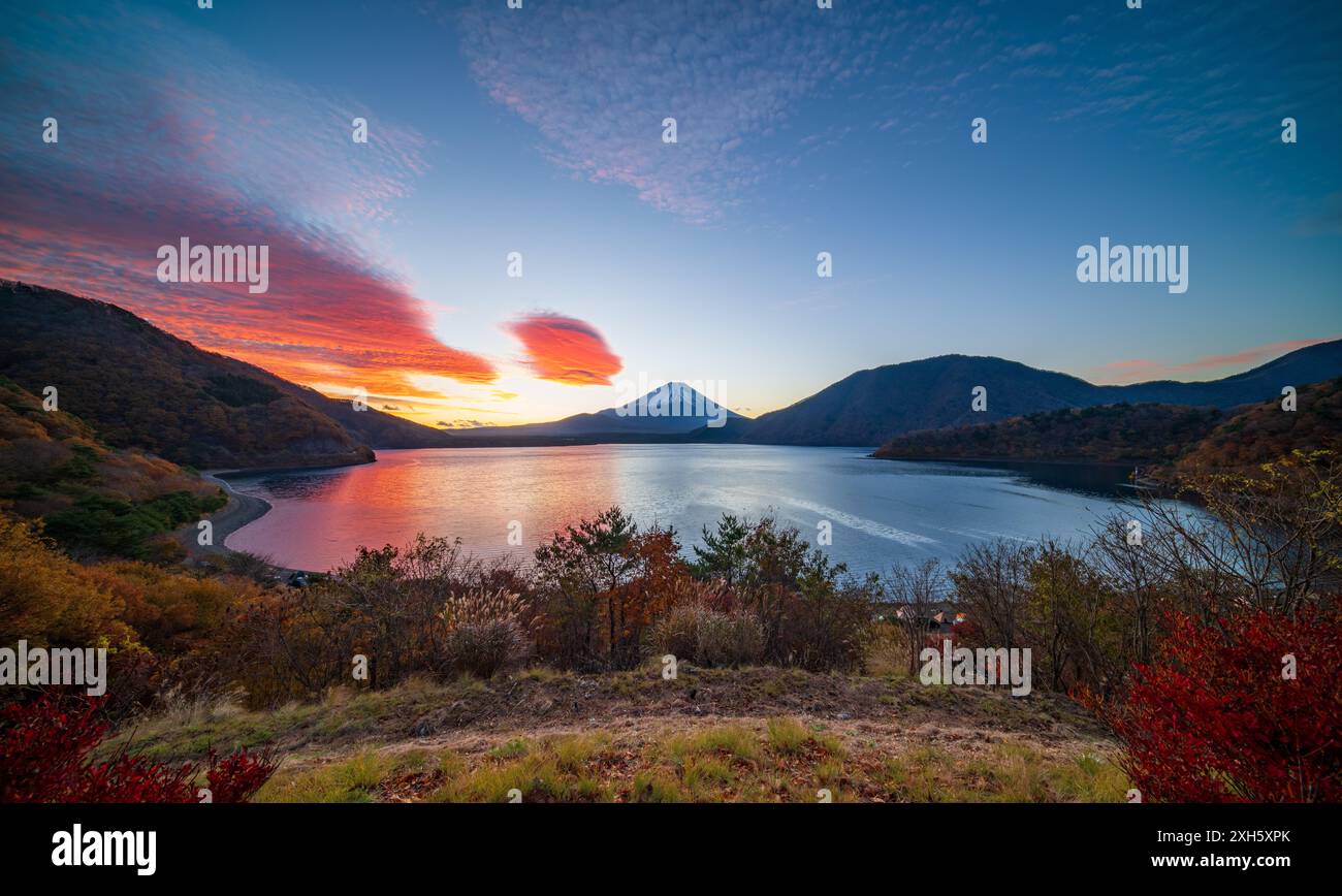 Mt.Fuji at sunset, Tanuki lake, Fujiyoshida prefecture, Japan Stock ...