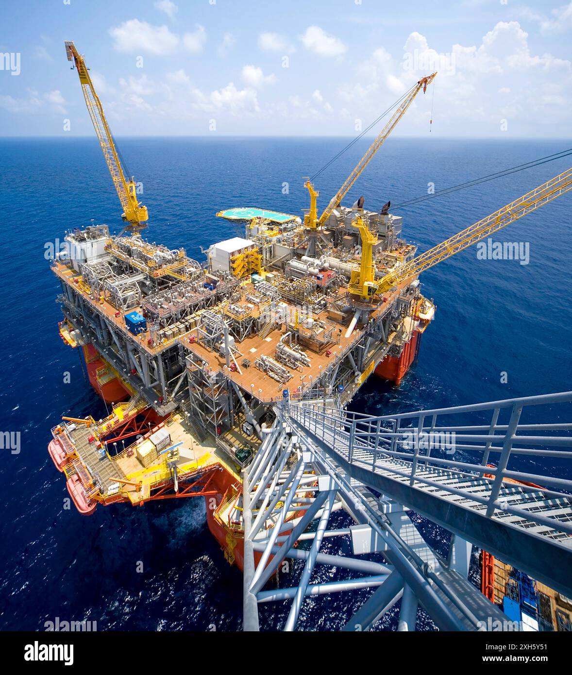 Aerial floating platform in sea hi-res stock photography and images - Alamy