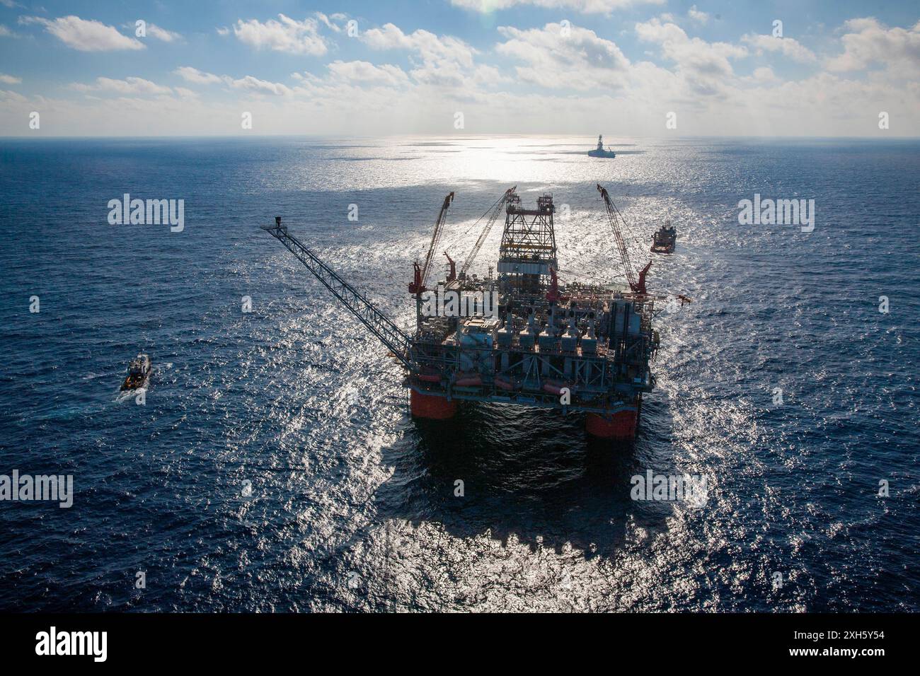 Oil platform in the Gulf of Mexico Stock Photo - Alamy