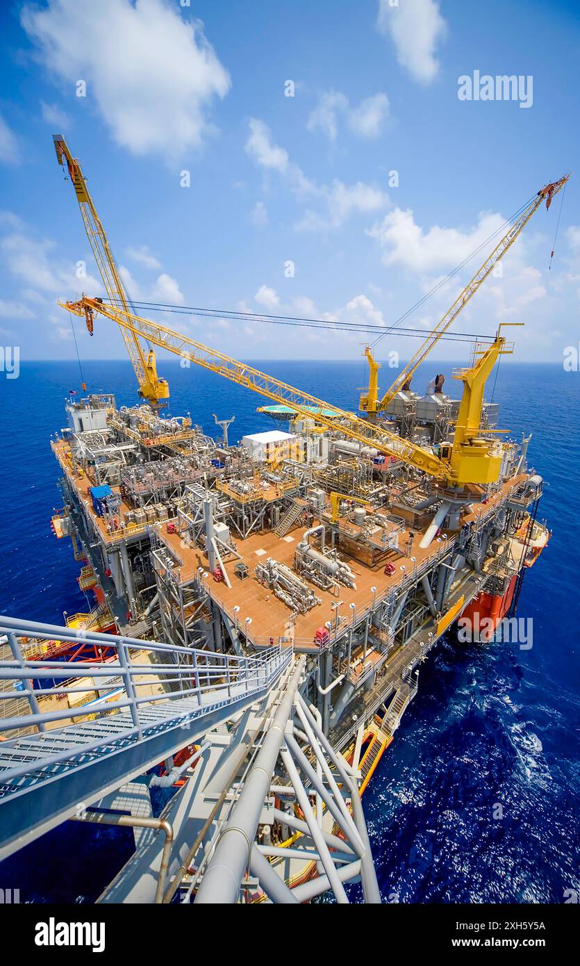 Oil platform in the Gulf of Mexico Stock Photo - Alamy