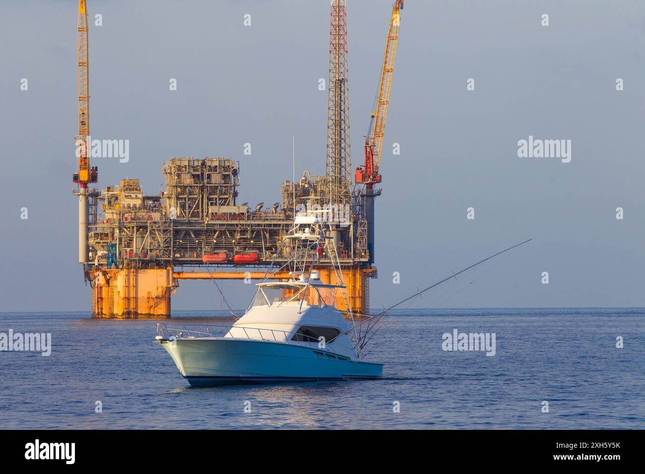 Oil platform in the Gulf of Mexico Stock Photo - Alamy